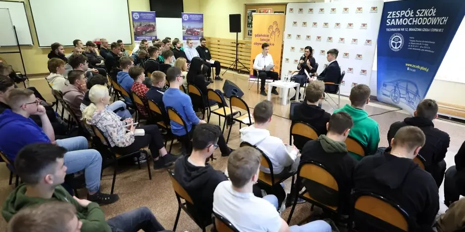 Lekcja Obywatelska z prezydent Dulkiewicz w Zespole Szkół Samochodowych ...